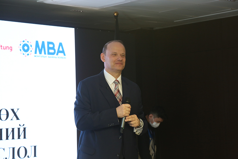 Харилцагчид зөвлөх банкны мэргэжилтнүүдэд батламж гардууллаа