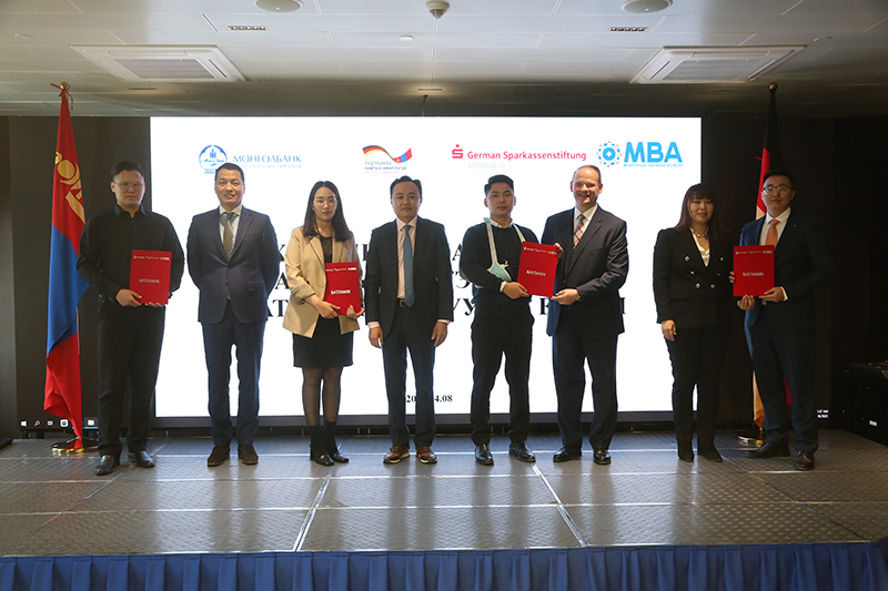 Харилцагчид зөвлөх банкны мэргэжилтнүүдэд батламж гардууллаа