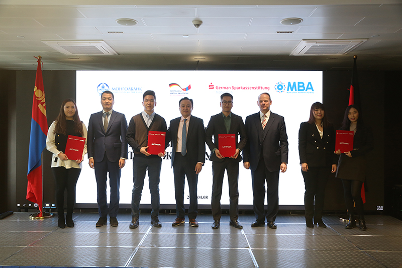 Харилцагчид зөвлөх банкны мэргэжилтнүүдэд батламж гардууллаа